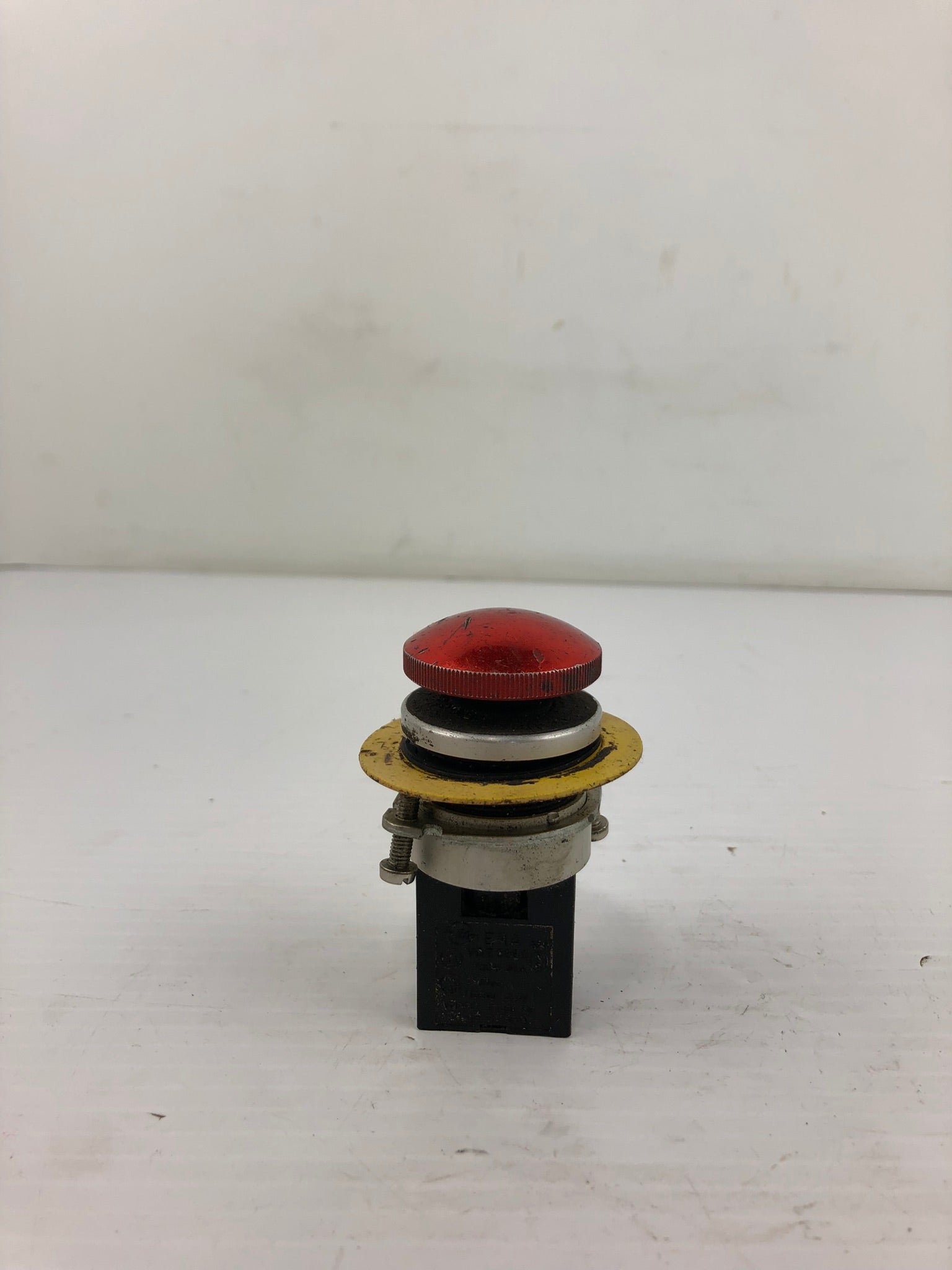 Elan Switch VDE0660 ENA 6A 380V Red Turn Button